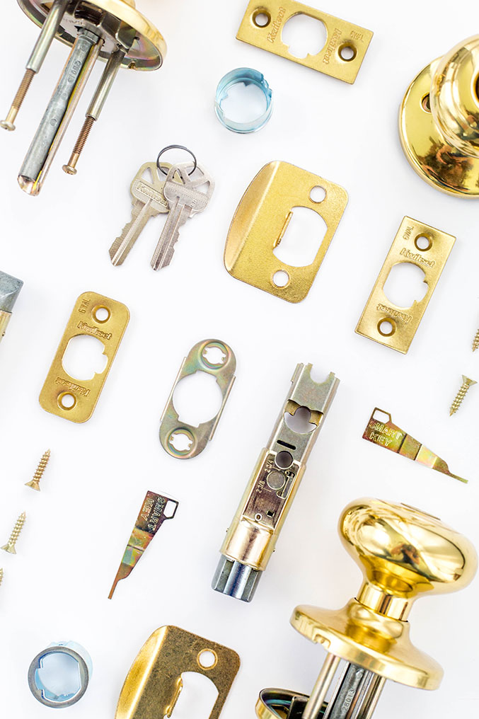 How To Replace A Door Knob In Just 10 Minutes - Dream Green DIY