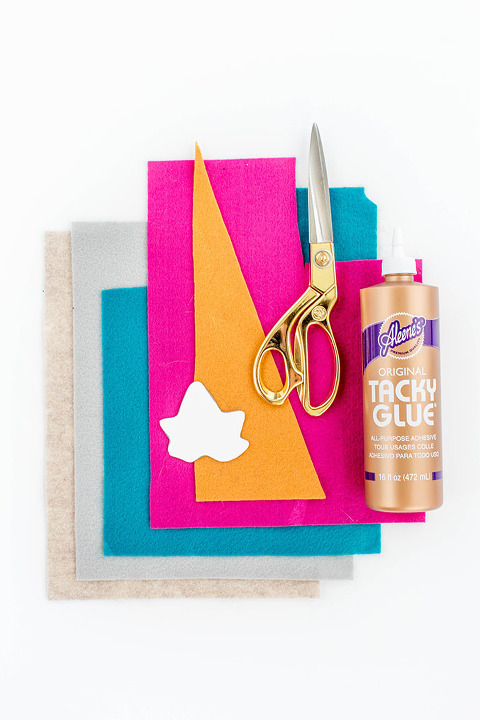 How To Make A DIY Felt Leaves Coffee Sleeve - Dream Green DIY