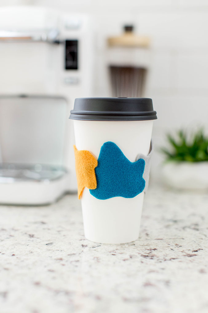 How To Make A DIY Felt Leaves Coffee Sleeve - Dream Green DIY