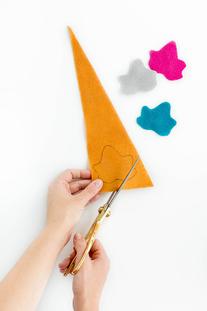 How To Make A DIY Felt Leaves Coffee Sleeve - Dream Green DIY