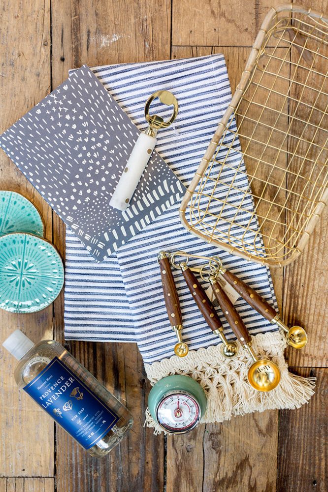 How To Curate A Housewarming Gift Box They'll Actually Appreciate ...