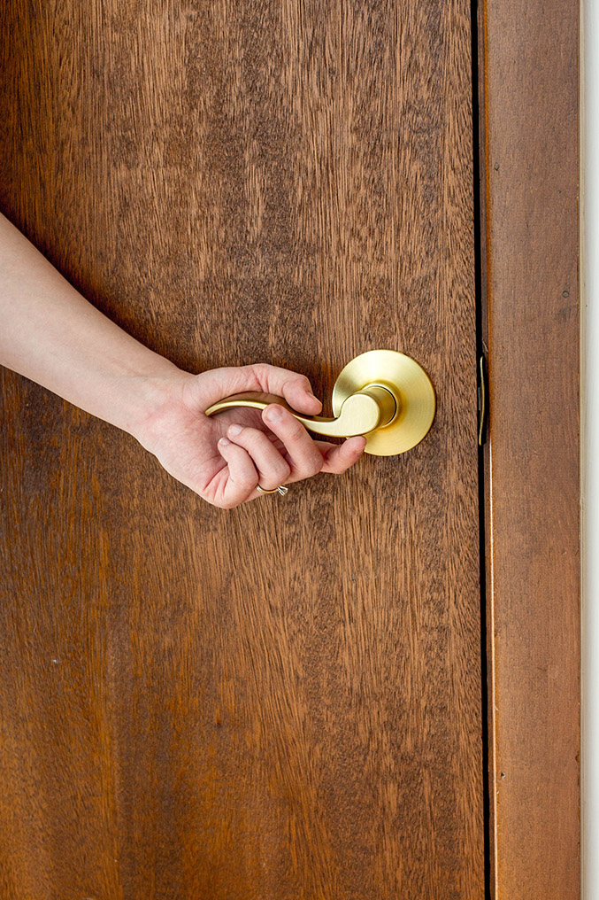 How To Seamlessly Update A Dated Door Knob - Dream Green DIY