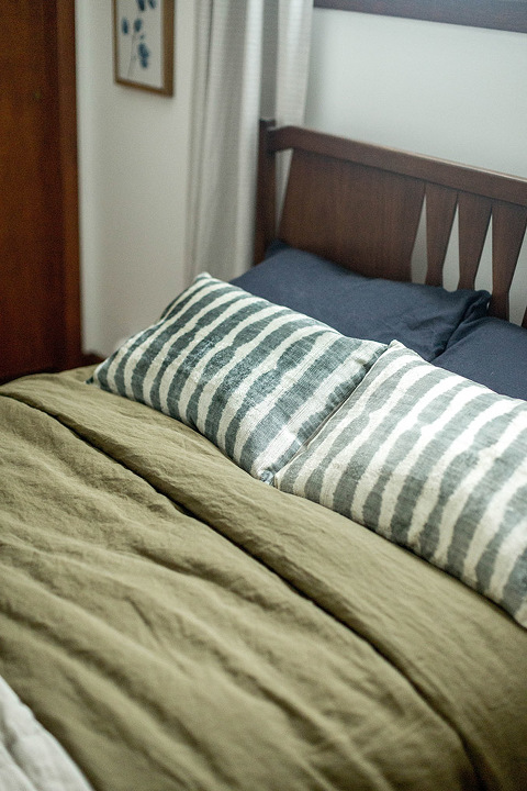 How To Style A Bed With Mismatched Bedding - Dream Green DIY