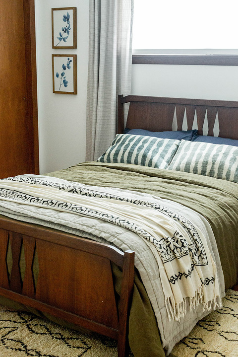 How To Style A Bed With Mismatched Bedding - Dream Green DIY