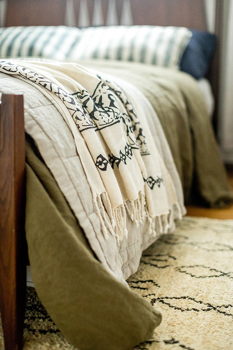 How To Style A Bed With Mismatched Bedding - Dream Green DIY