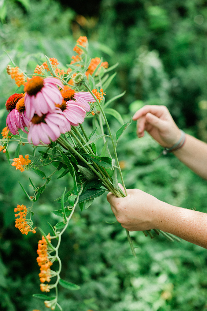 How To Make A Foraged Flower Arrangement - Dream Green DIY