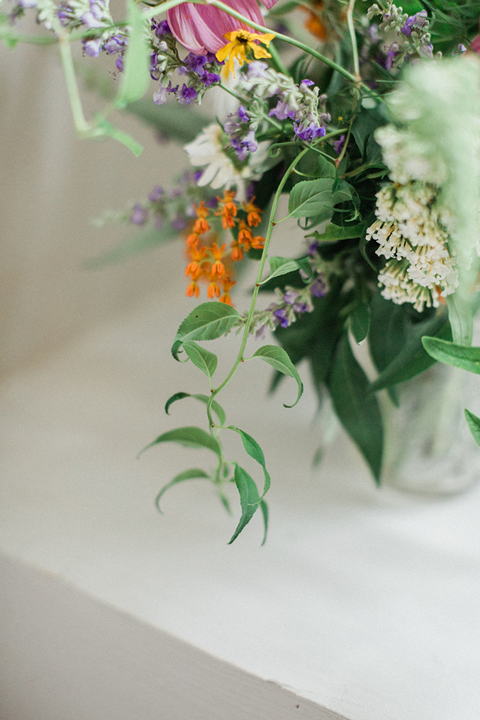 How To Make A Foraged Flower Arrangement - Dream Green DIY