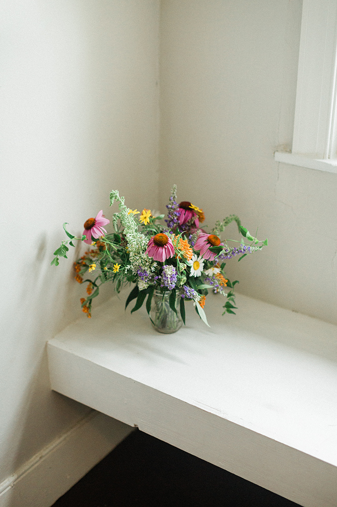How To Make A Foraged Flower Arrangement - Dream Green DIY