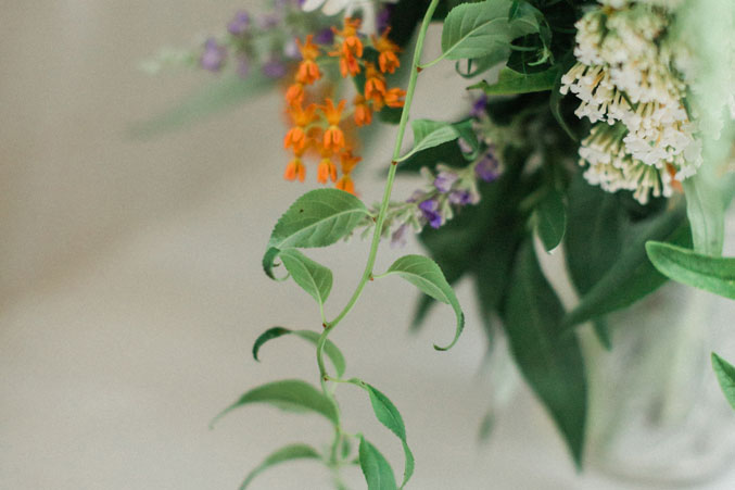 How To Make A Foraged Flower Arrangement - Dream Green DIY