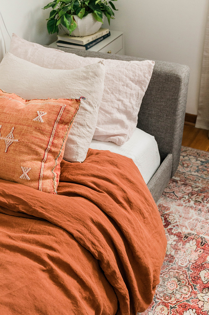 2 Different Ways To Style A Daybed - Dream Green DIY