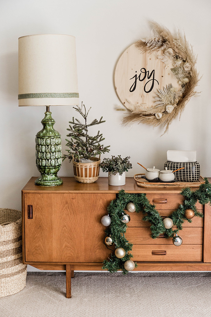 DIY Round Earthy Florals Holiday Sign - Dream Green DIY