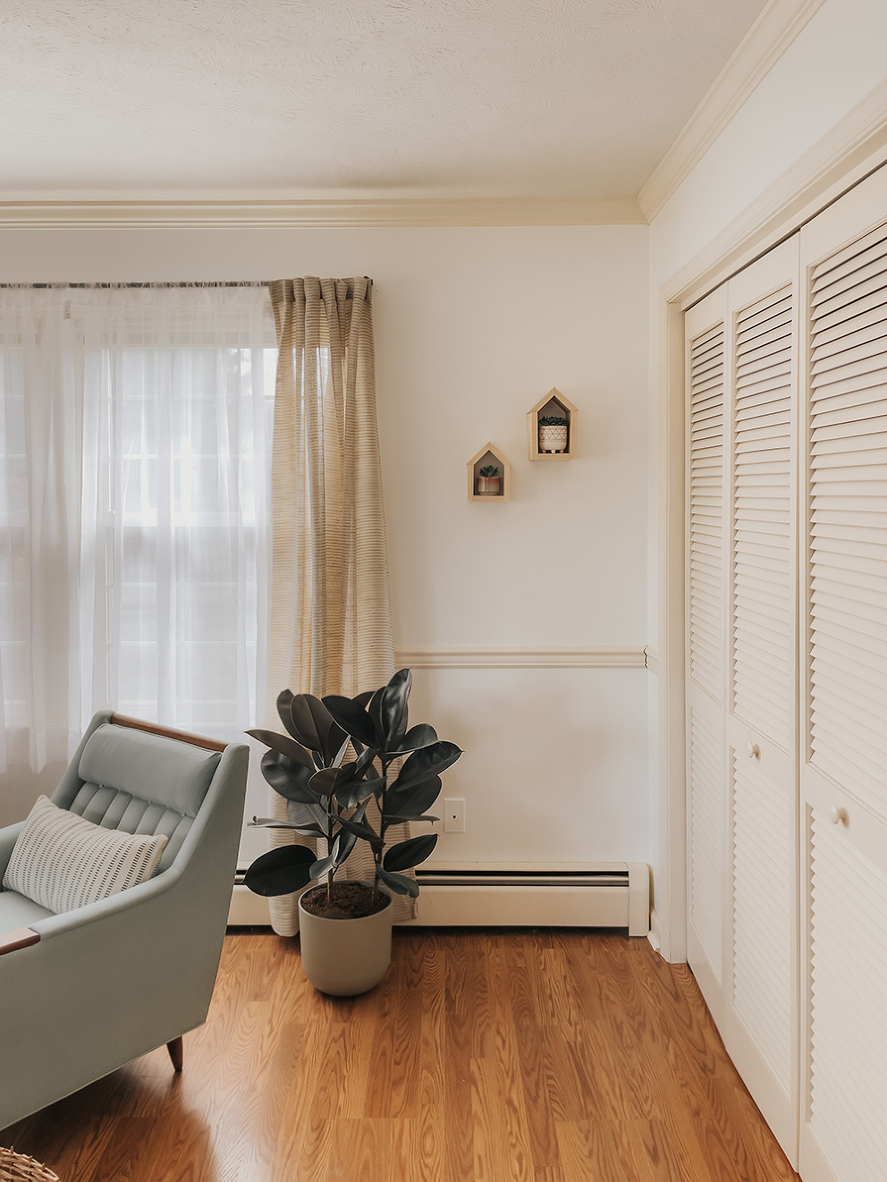 DIY Wooden Plant House Shelves - Dream Green DIY