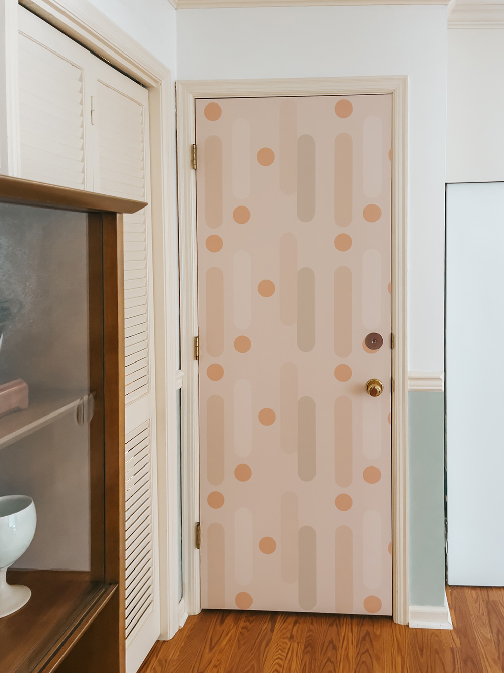 How To Makeover Boring Flat Panel Doors - Dream Green DIY